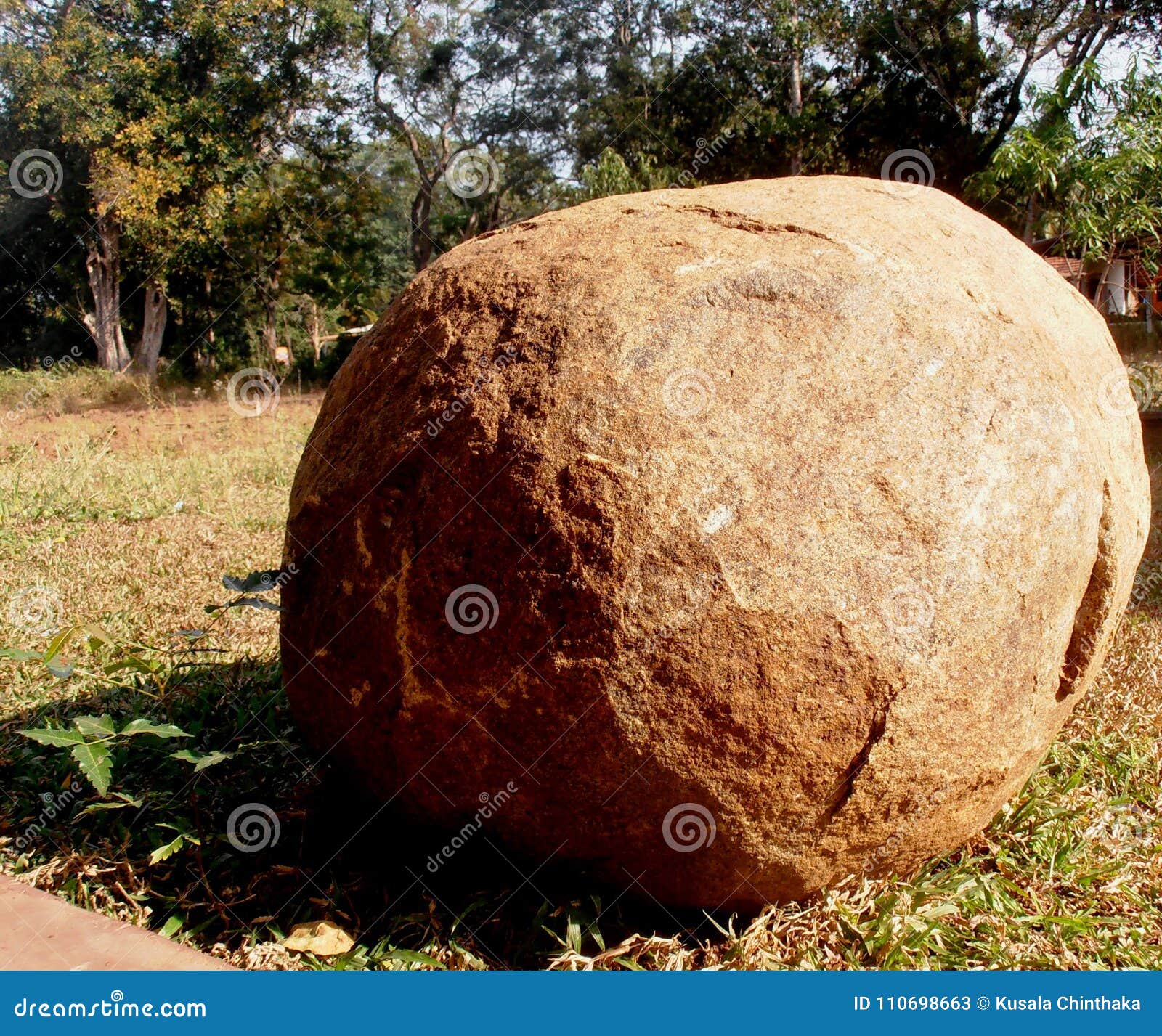 Piedra Redonda En Sri Lanka Imagen de archivo - Imagen de utilizado ...
