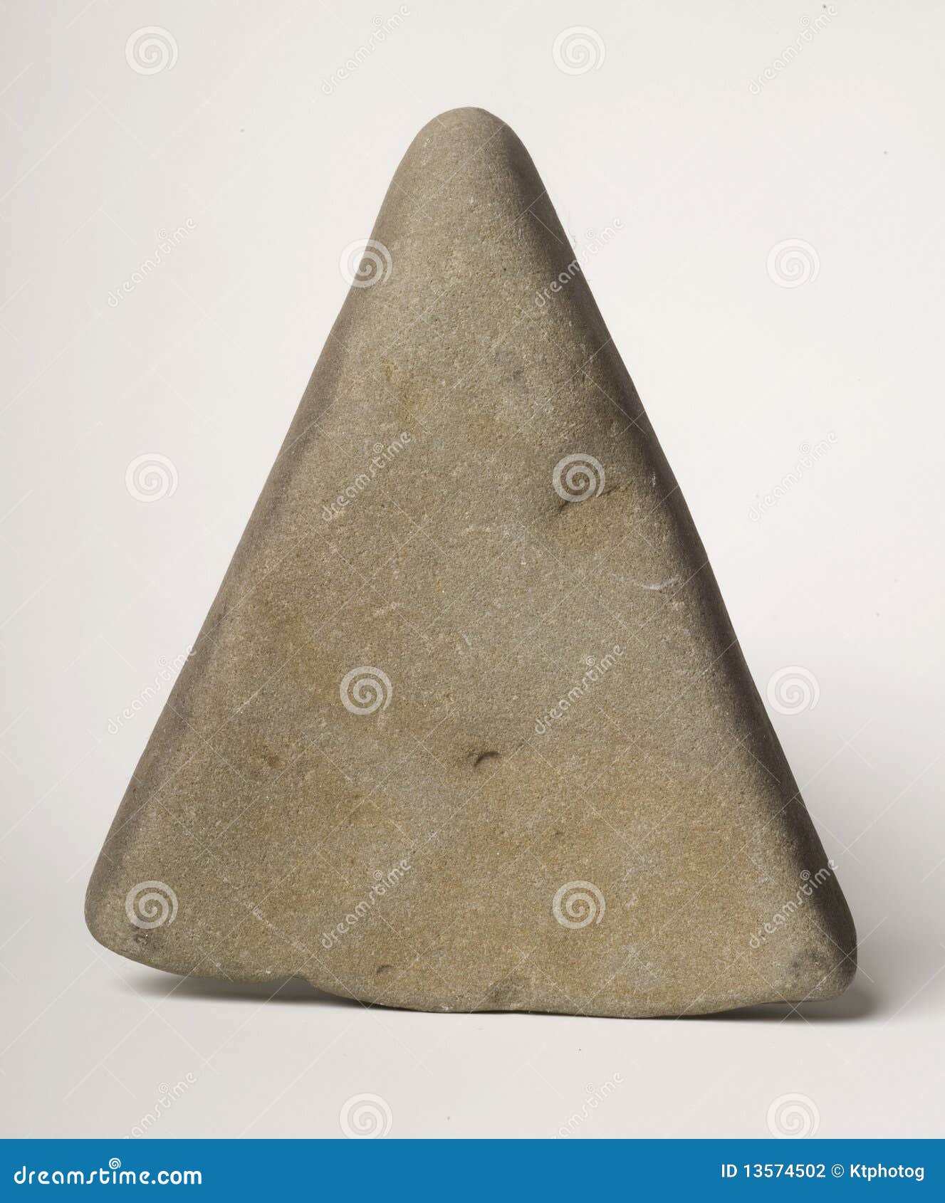 Piedra triangular foto de archivo. Imagen de roca, triangular - 13574502