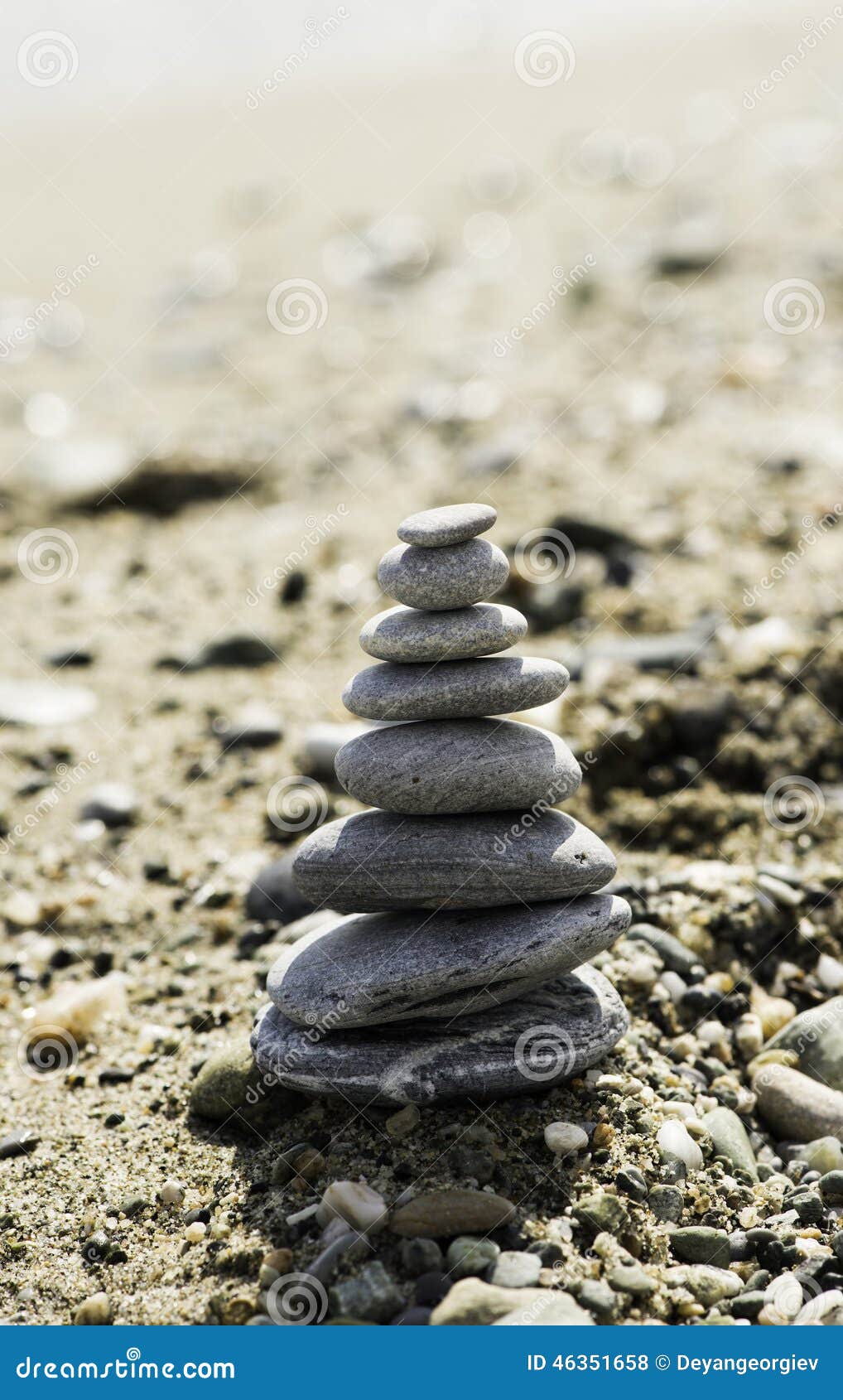 Piedras apiladas del mar foto de archivo. Imagen de pila - 46351658