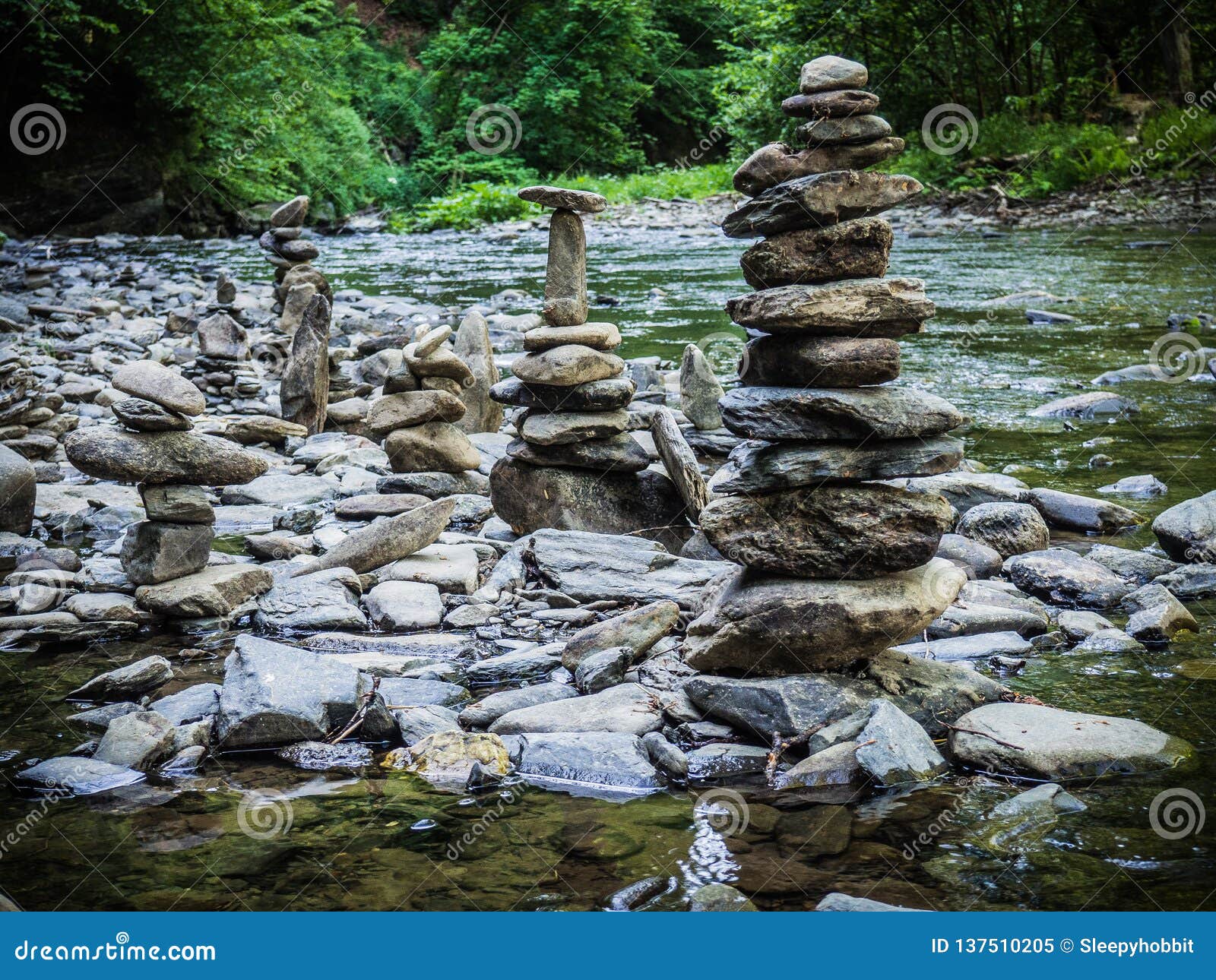 Piedras Apiladas En El Medio De La Corriente Imagen de archivo - Imagen ...