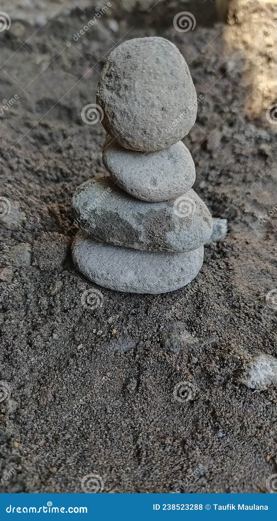 Piedras Apiladas En El Suelo En La Zona De Java Central Foto de archivo ...
