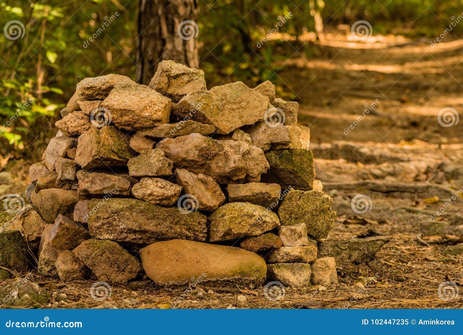 Piedras Apiladas Encima De Otra Imagen de archivo - Imagen de aislado ...