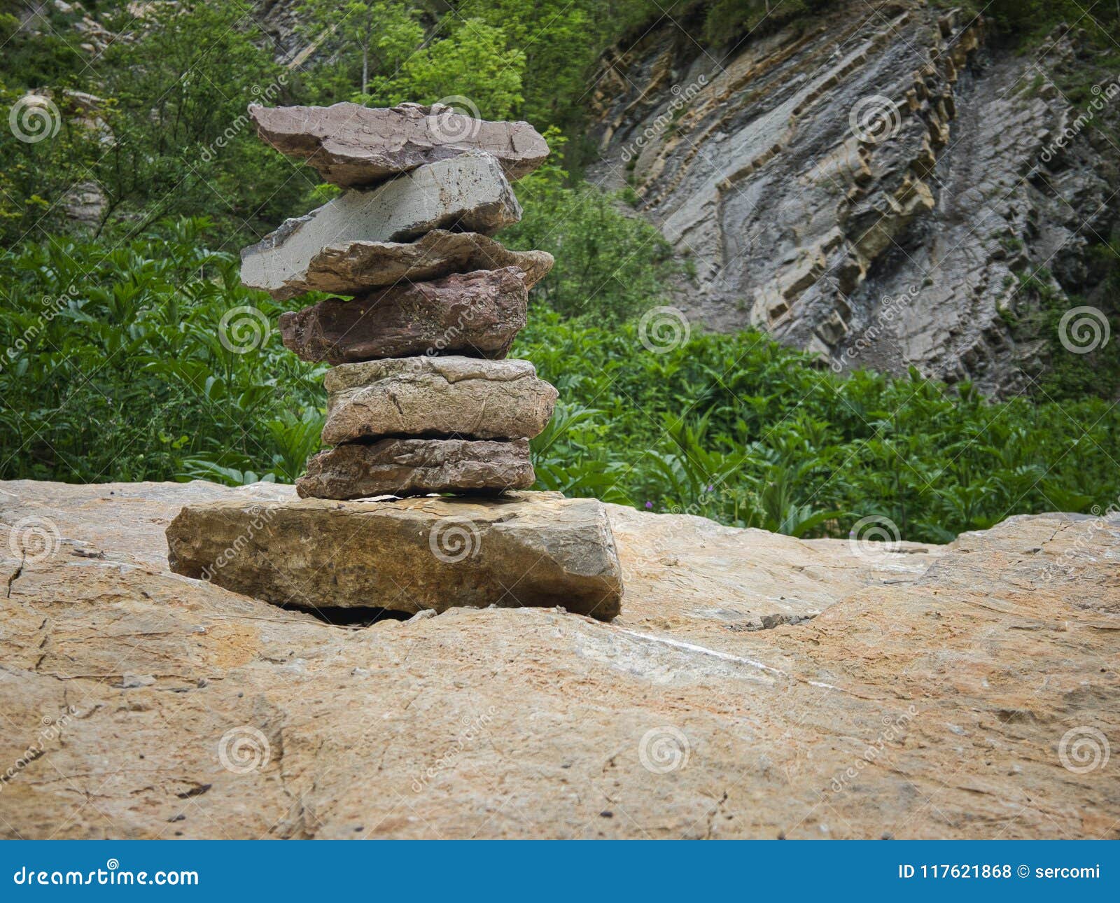 Piedras Apiladas Que Marcan La Manera Foto de archivo - Imagen de ...