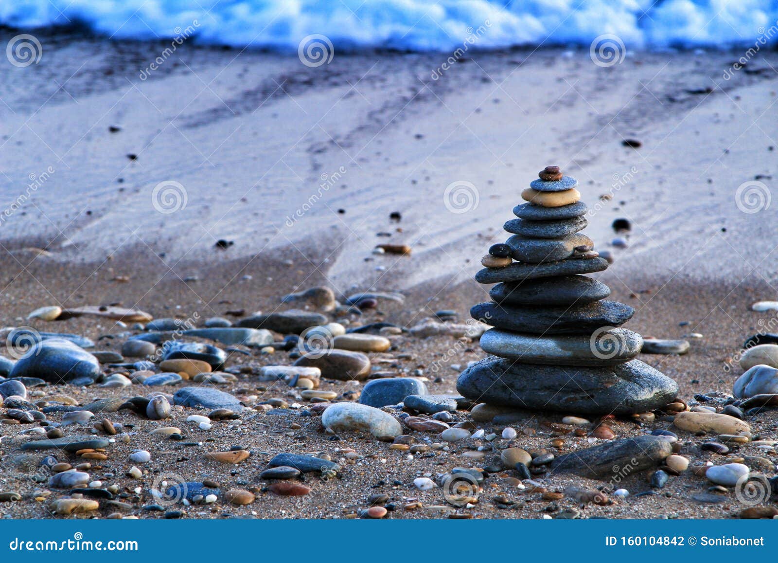 Piedras Apiladas Redondas En La Orilla Foto de archivo - Imagen de ...