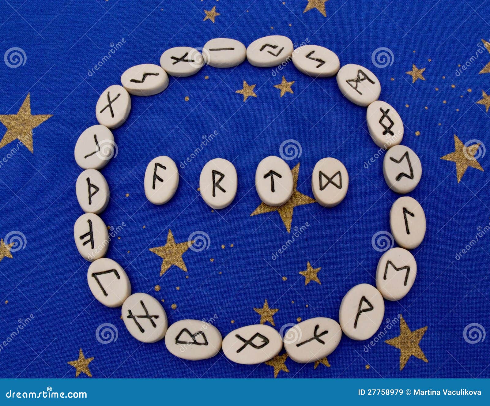 Piedras de la runa imagen de archivo. Imagen de magia - 27758979