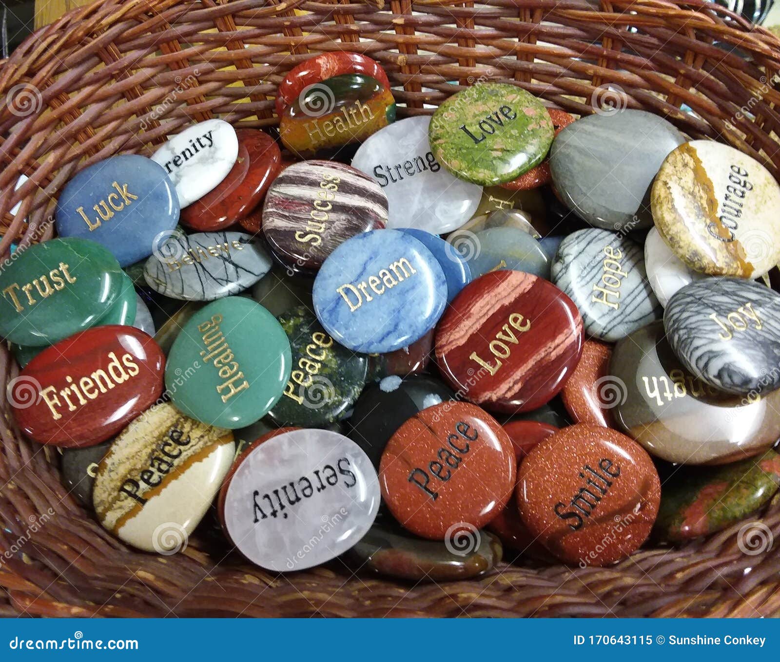 Piedras De Word En Una Canasta Imagen de archivo - Imagen de cesta ...