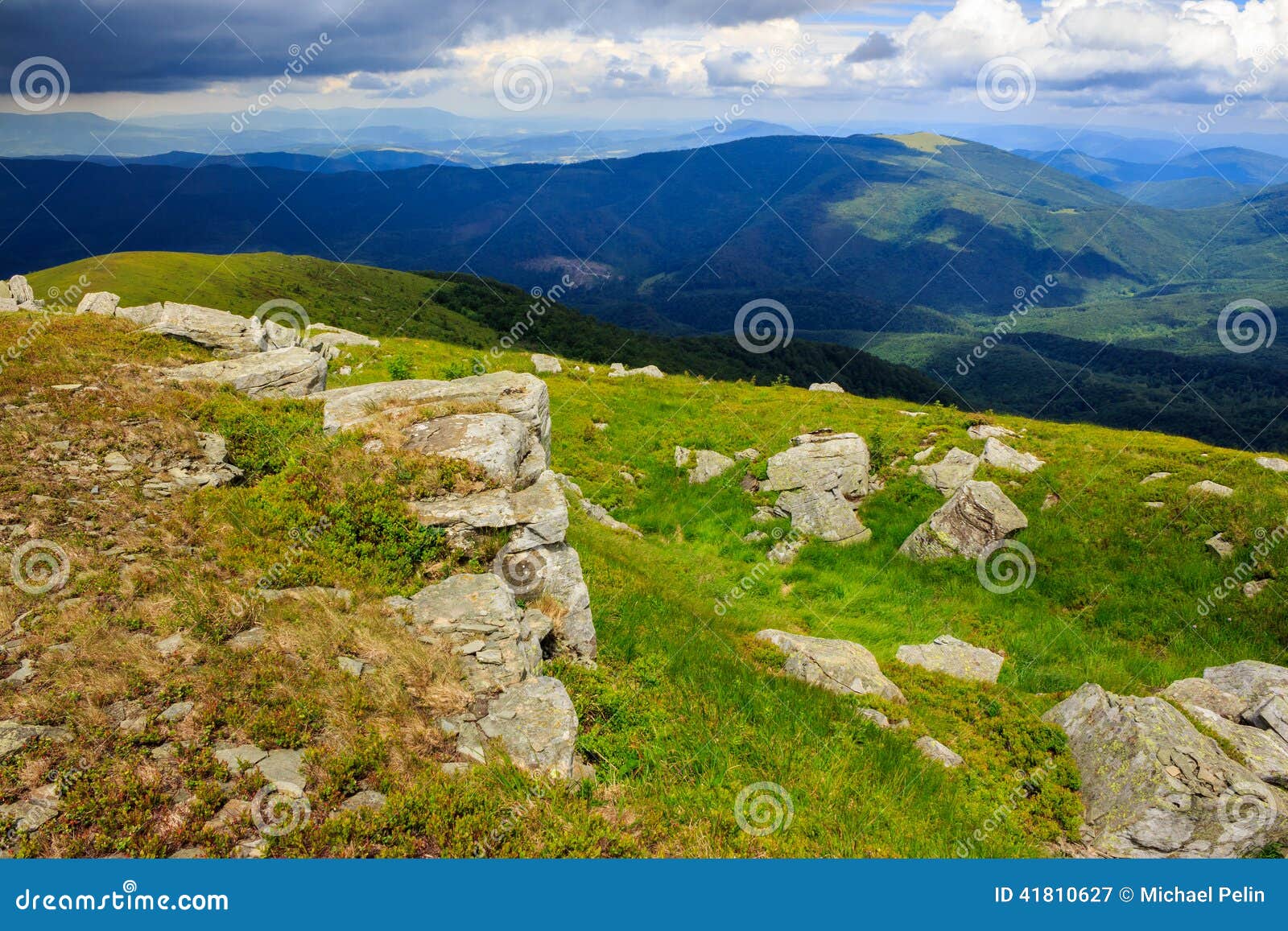 Piedras en la ladera imagen de archivo. Imagen de fondo - 41810627