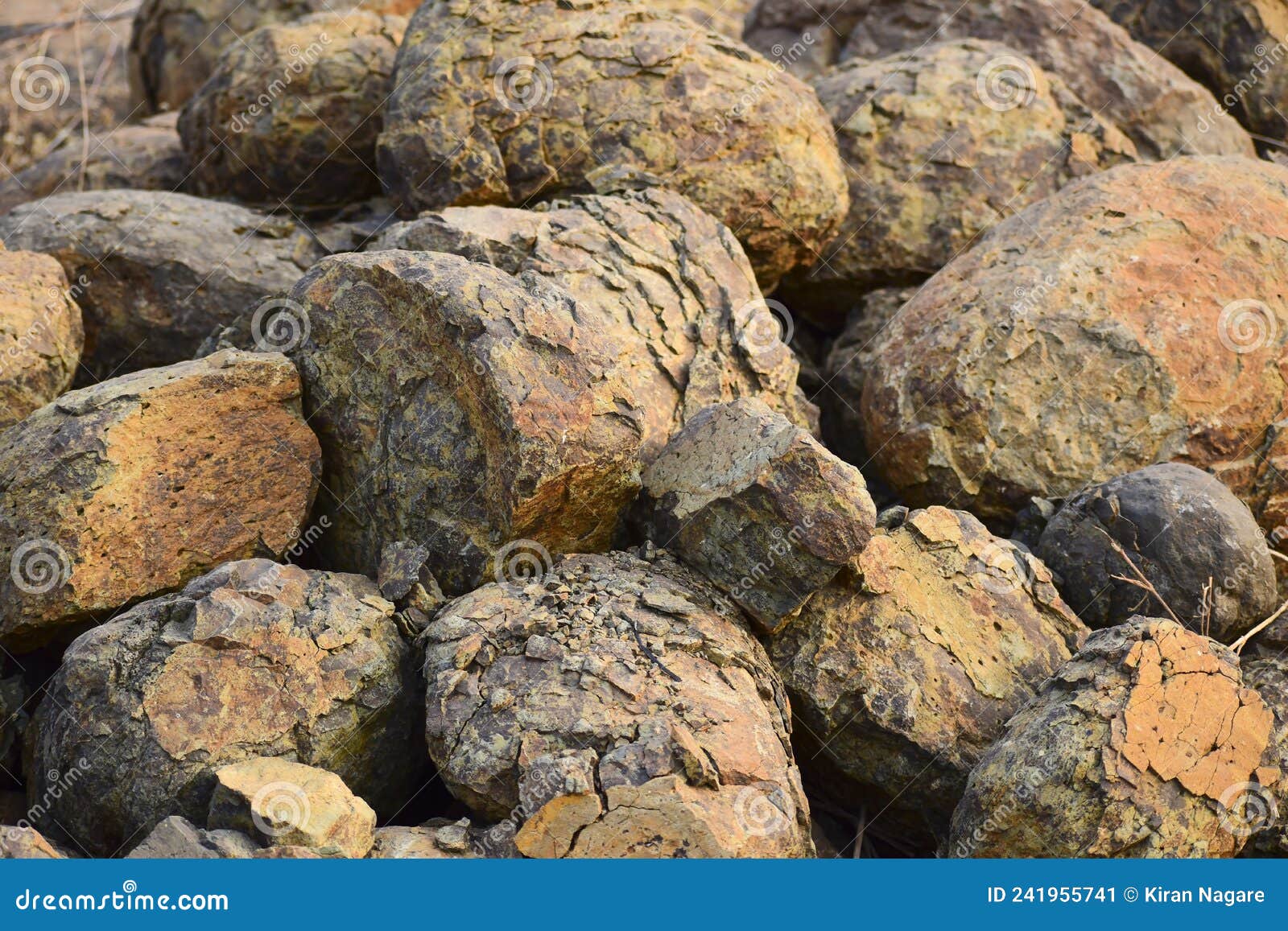 Piedras que yacen . imagen de archivo. Imagen de grabados - 241955741