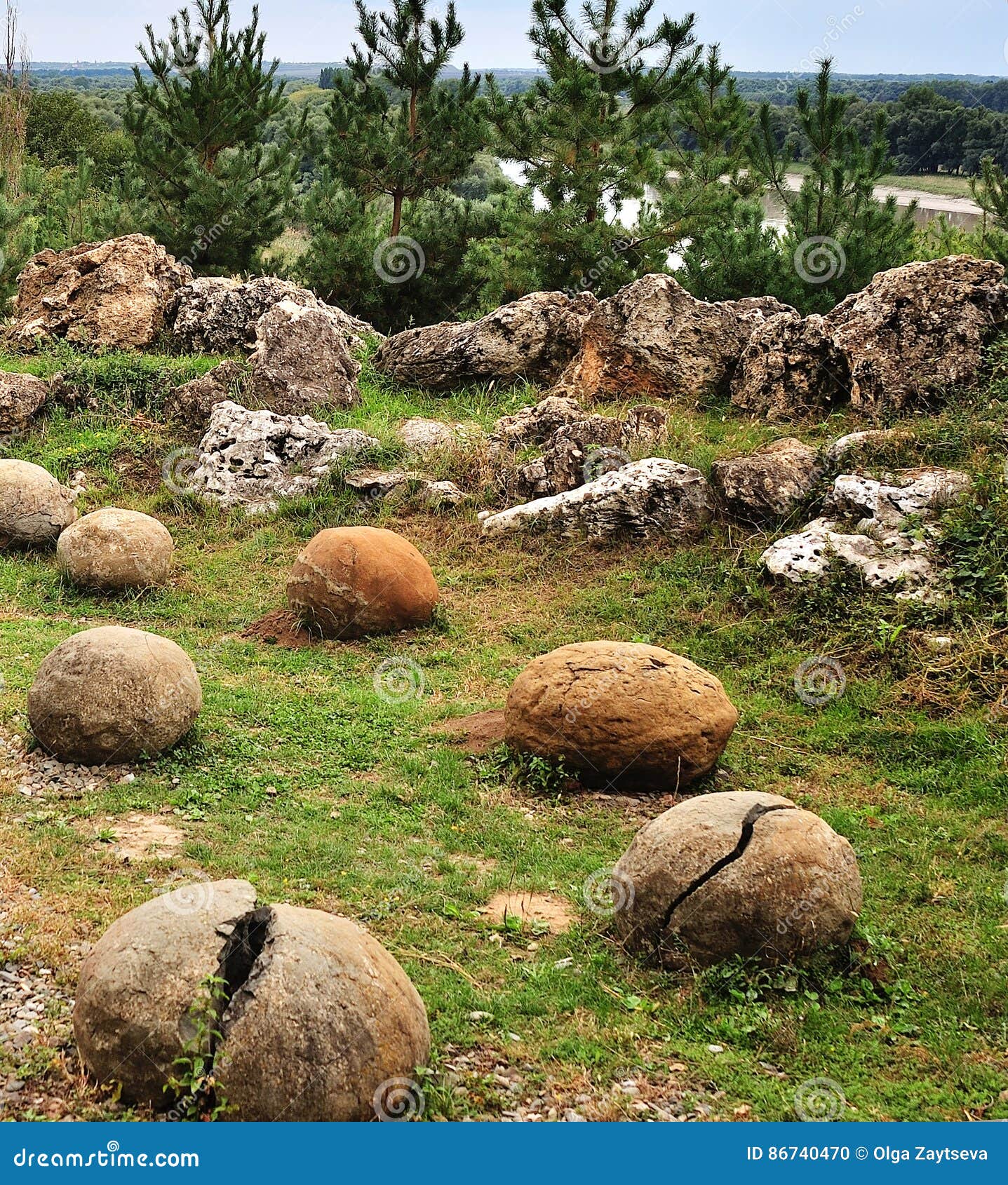 Piedras Redondas Grandes De Las Bolas De Piedra Grandes Foto de archivo ...