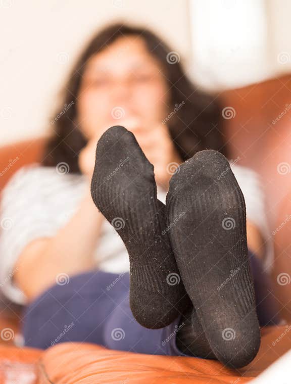 Pieds Dune Fille Dans Les Chaussettes Noires Photo Stock Image Du