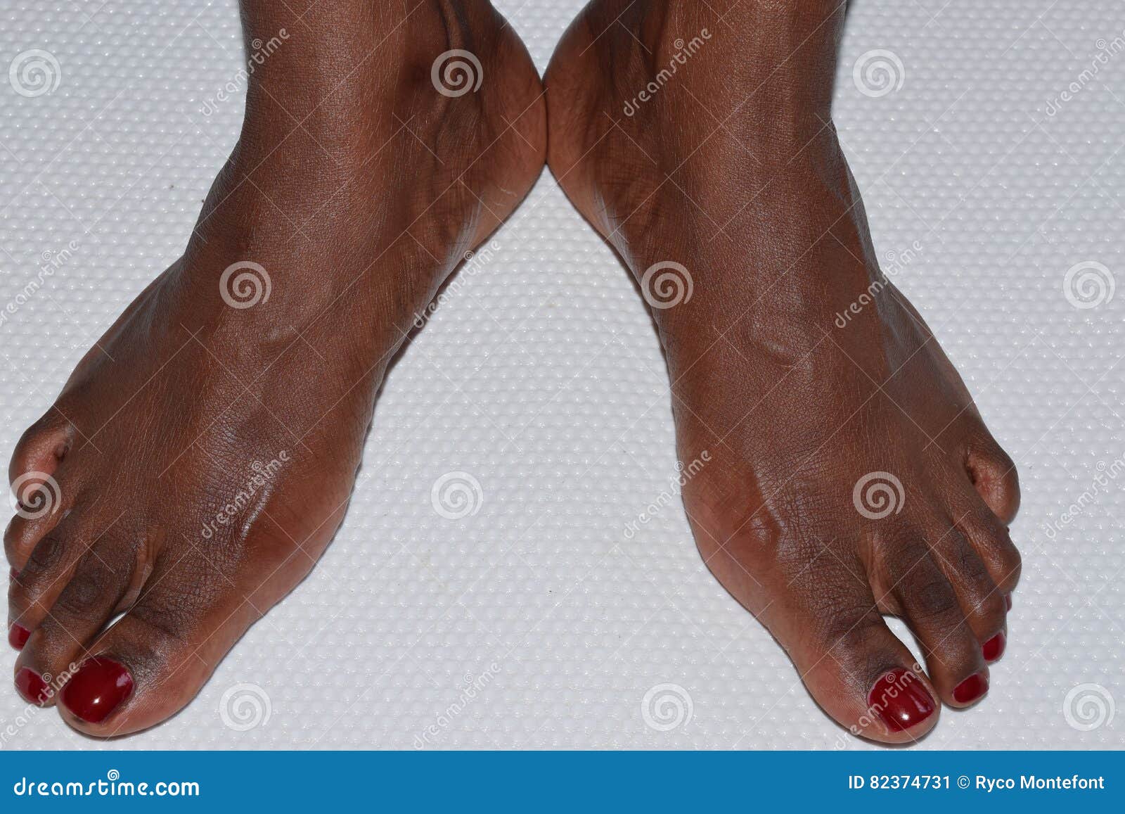 Pieds Femelles Dafricain Noir Sur Le Fond Blanc Image Stock Image Du