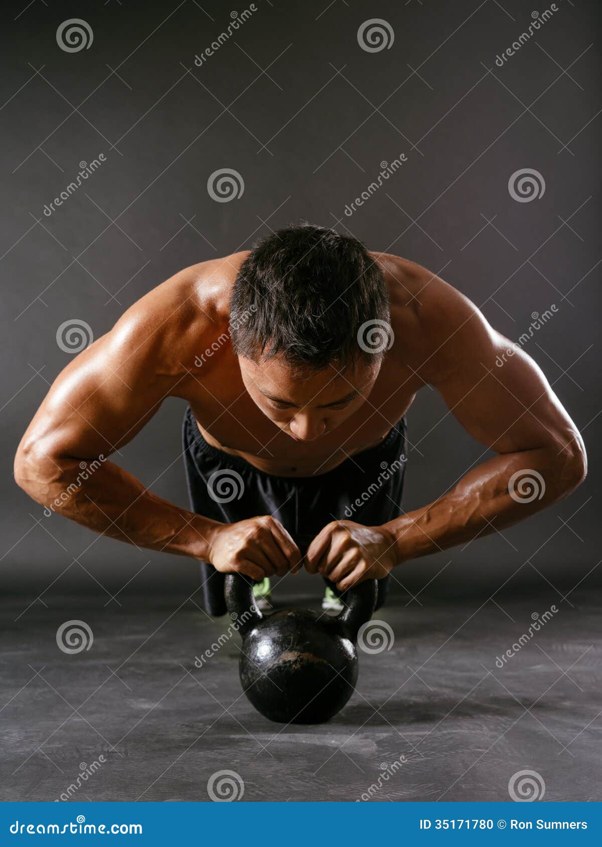 Piegamenti Sulle Braccia Con Kettlebell Fotografia Stock - Immagine di ...