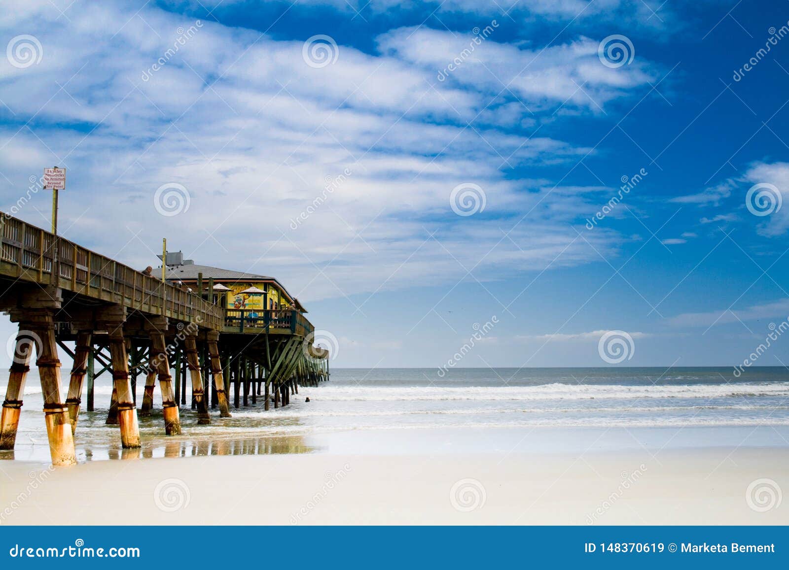Pier on Clearwater Beach editorial stock image. Image of sunny - 148370619