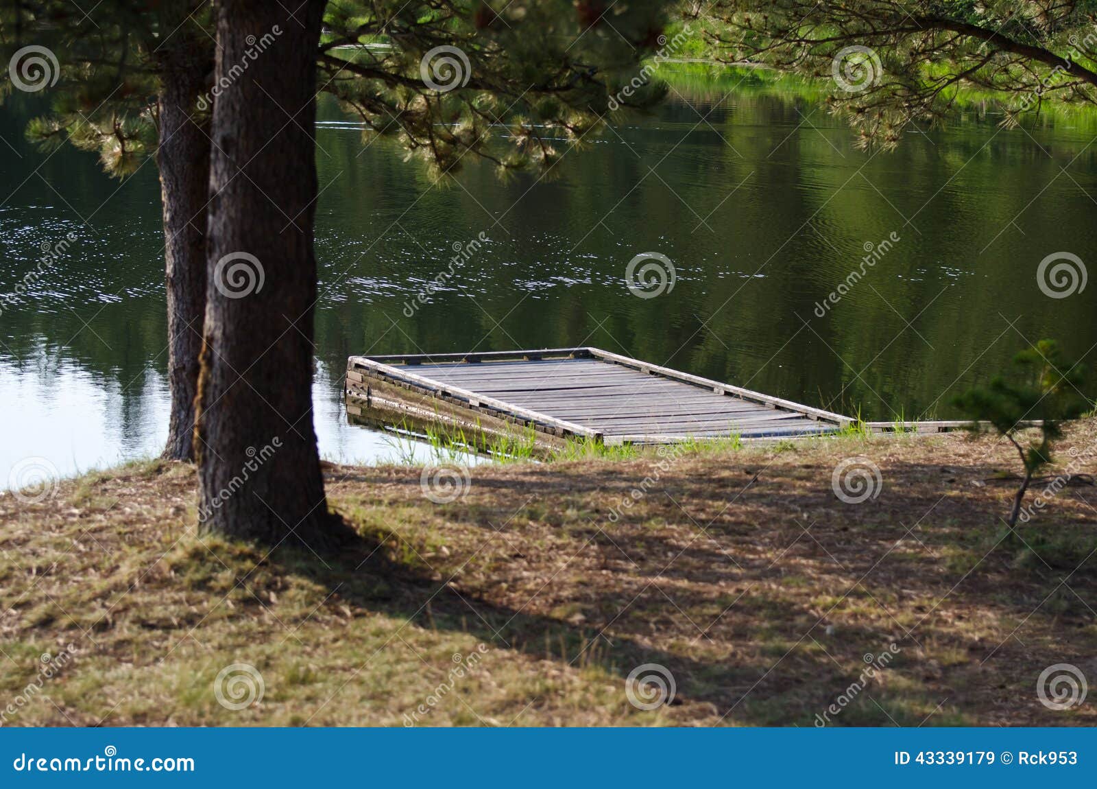 Pier Reaching into Refreshing Summer-Meer Stock Afbeelding - Image of ...