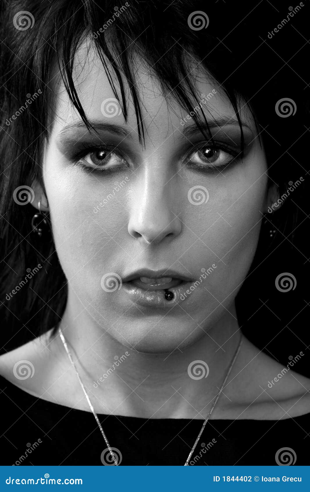 Piercing Della Linguetta Della Donna Di Goth Fotografia Stock ...