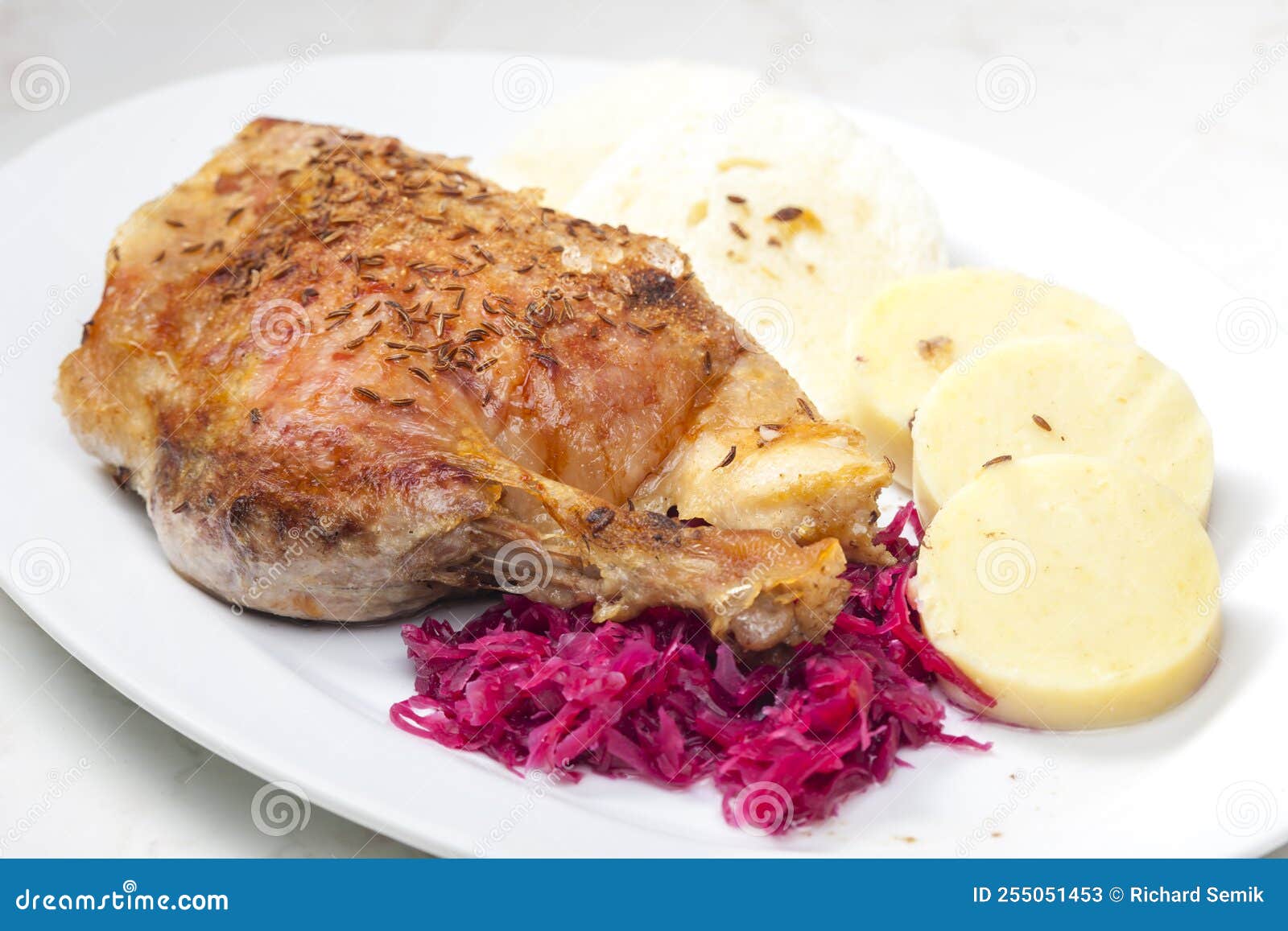 Pierna De Ganso Asada Con Col Roja Y Bolas Imagen de archivo - Imagen ...