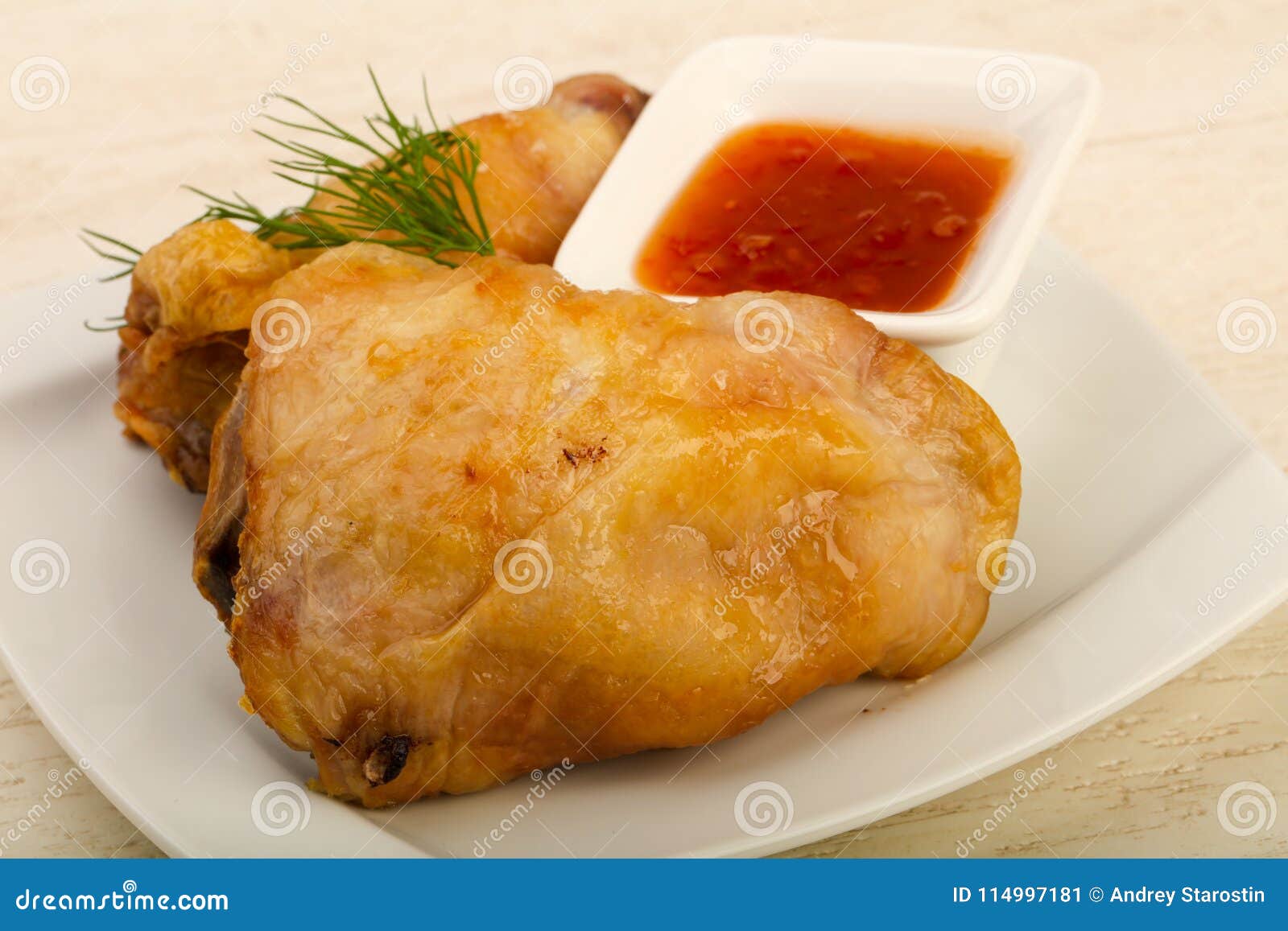 Pierna De Pollo Cocida Al Horno Imagen de archivo - Imagen de comedor ...