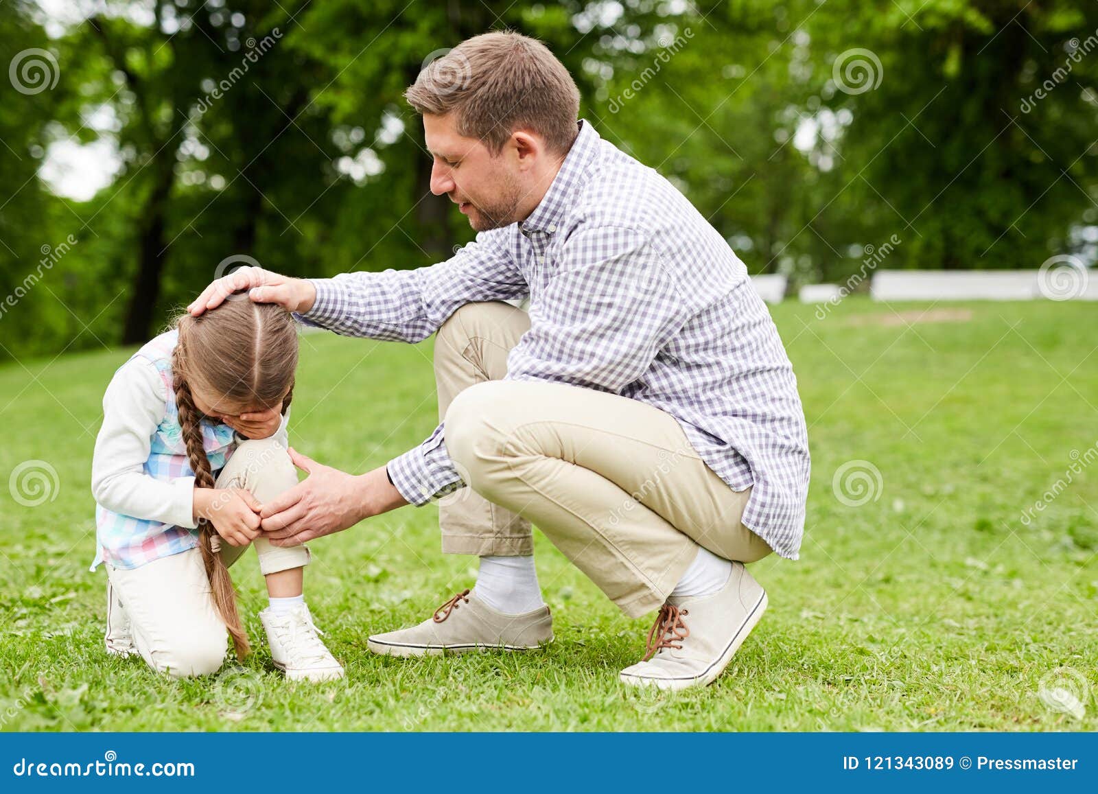 Pierna lastimada imagen de archivo. Imagen de reconfortante - 121343089