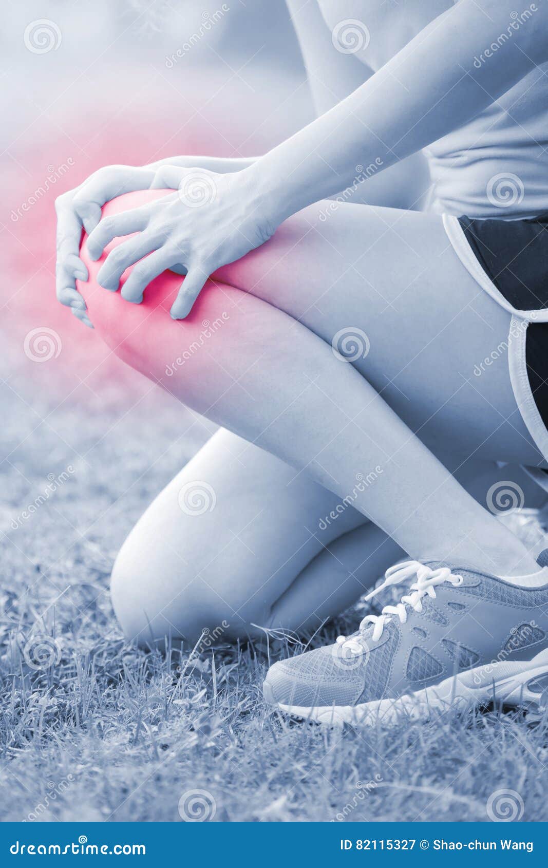 Pierna Lastimada De La Mujer En Parque Imagen de archivo - Imagen de ...