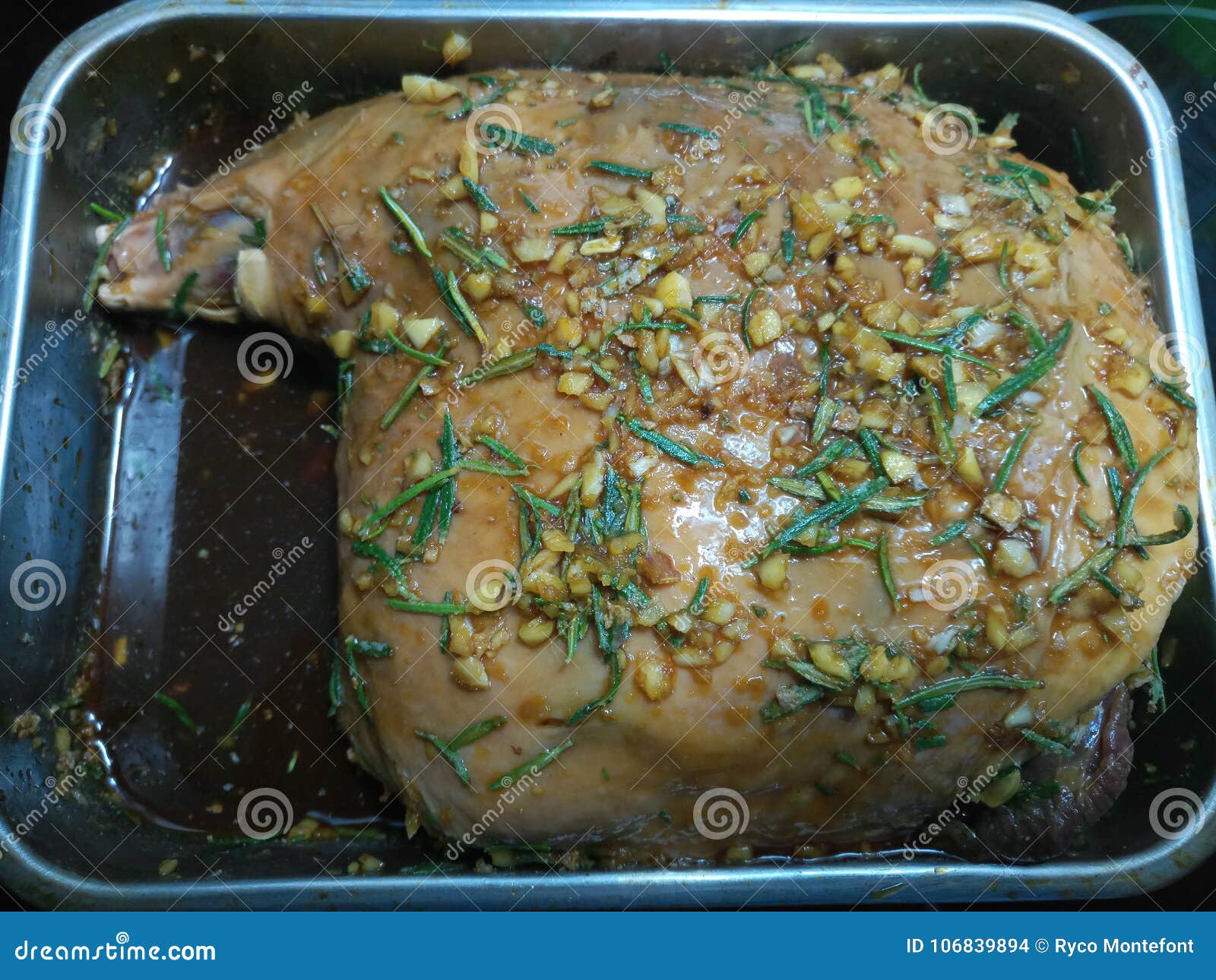 Pierna Sazonada Cruda Del Cordero, Suculenta Foto de archivo - Imagen ...