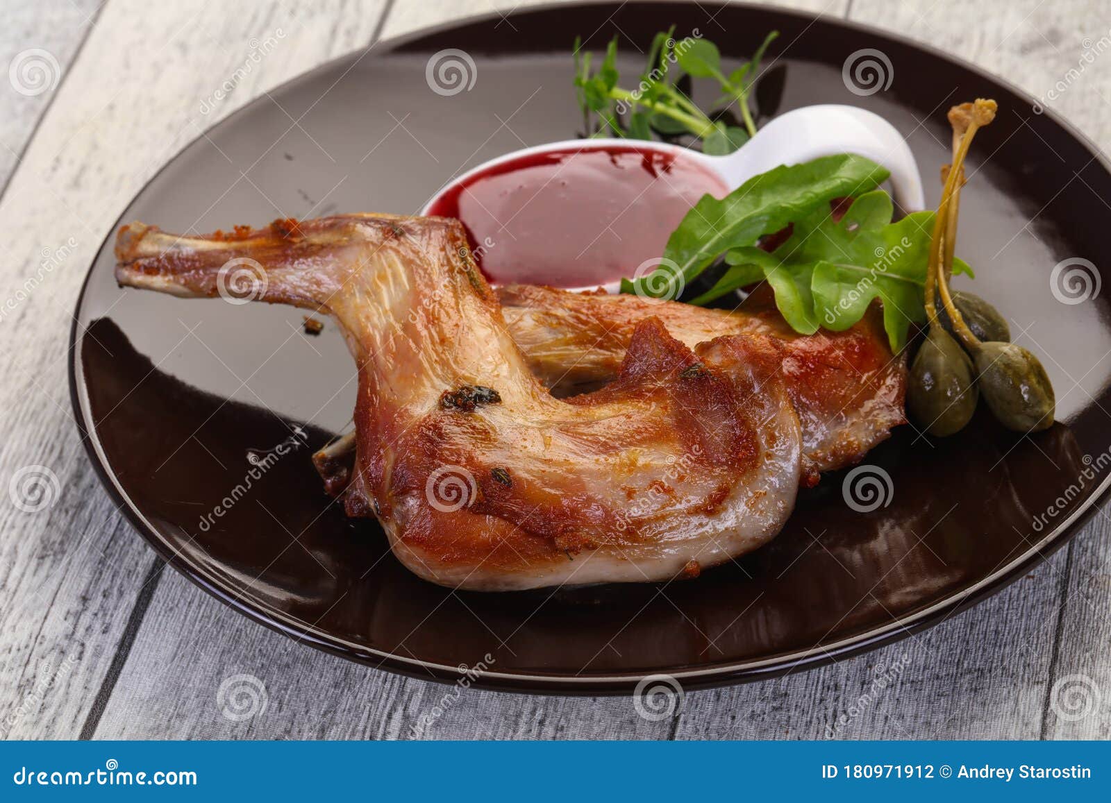 Piernas de conejo asado foto de archivo. Imagen de dieta - 180971912