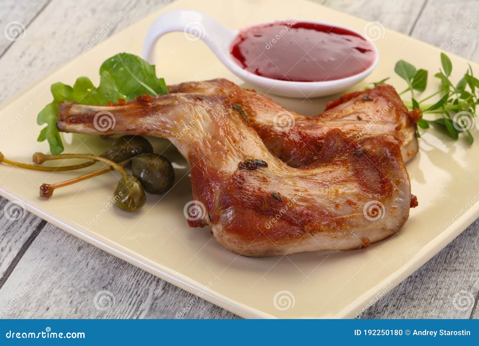 Piernas de conejo asado foto de archivo. Imagen de verde - 192250180