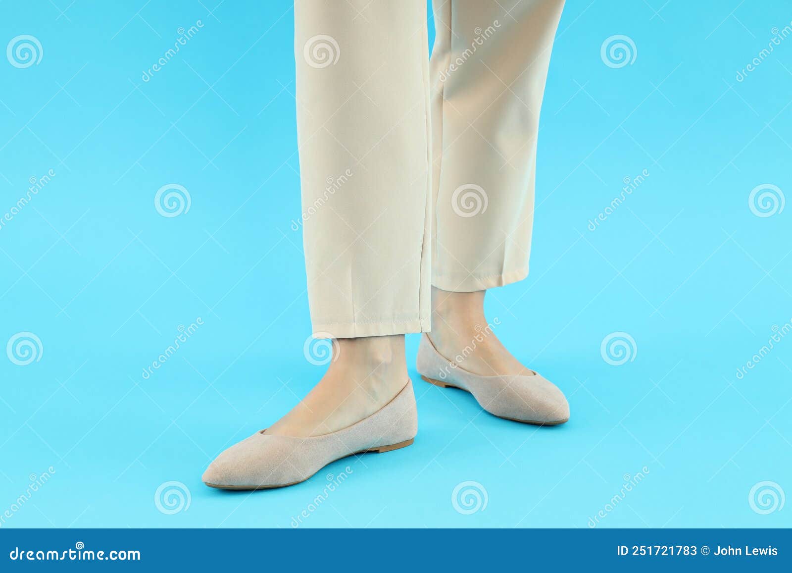 Piernas De Mujer De Negocios Con Antecedentes Azules Imagen De Archivo Imagen De Hermoso