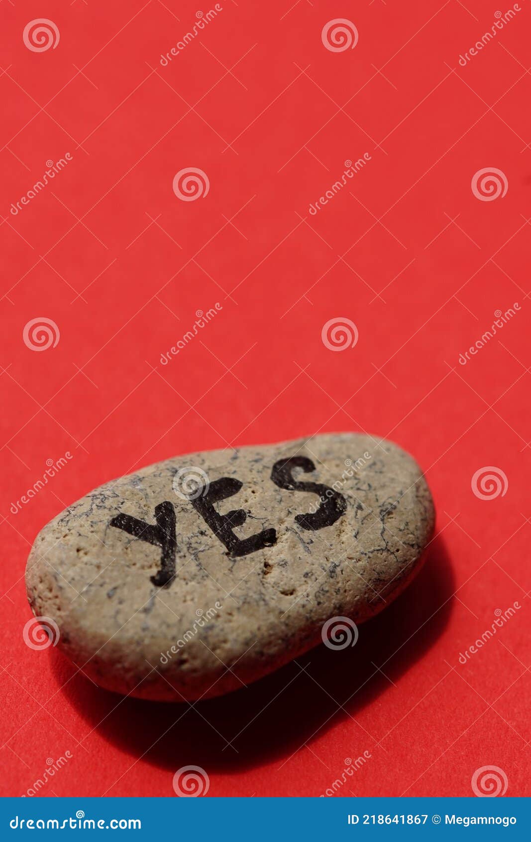 Pierre De Caillou Avec Texte Noir Oui Sur Table Rouge Image stock ...