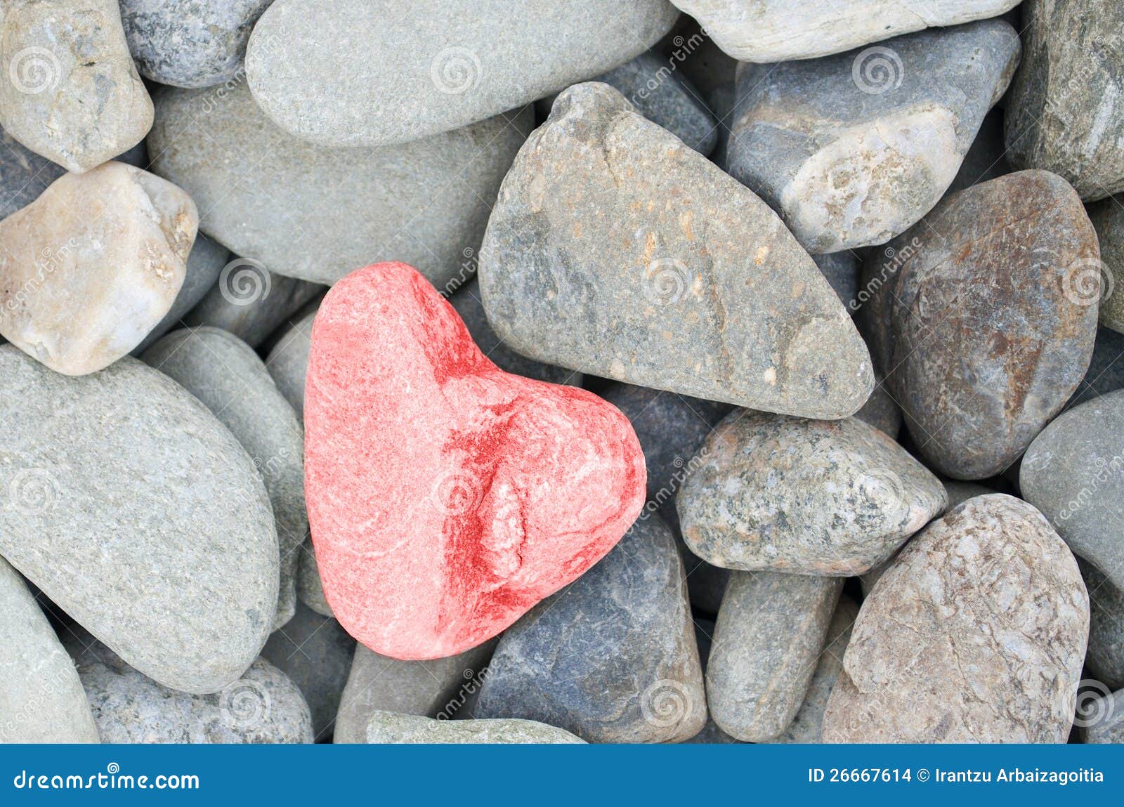 Pierre En Forme De Coeur Peinte Sur Le Rouge Photo stock - Image du ...