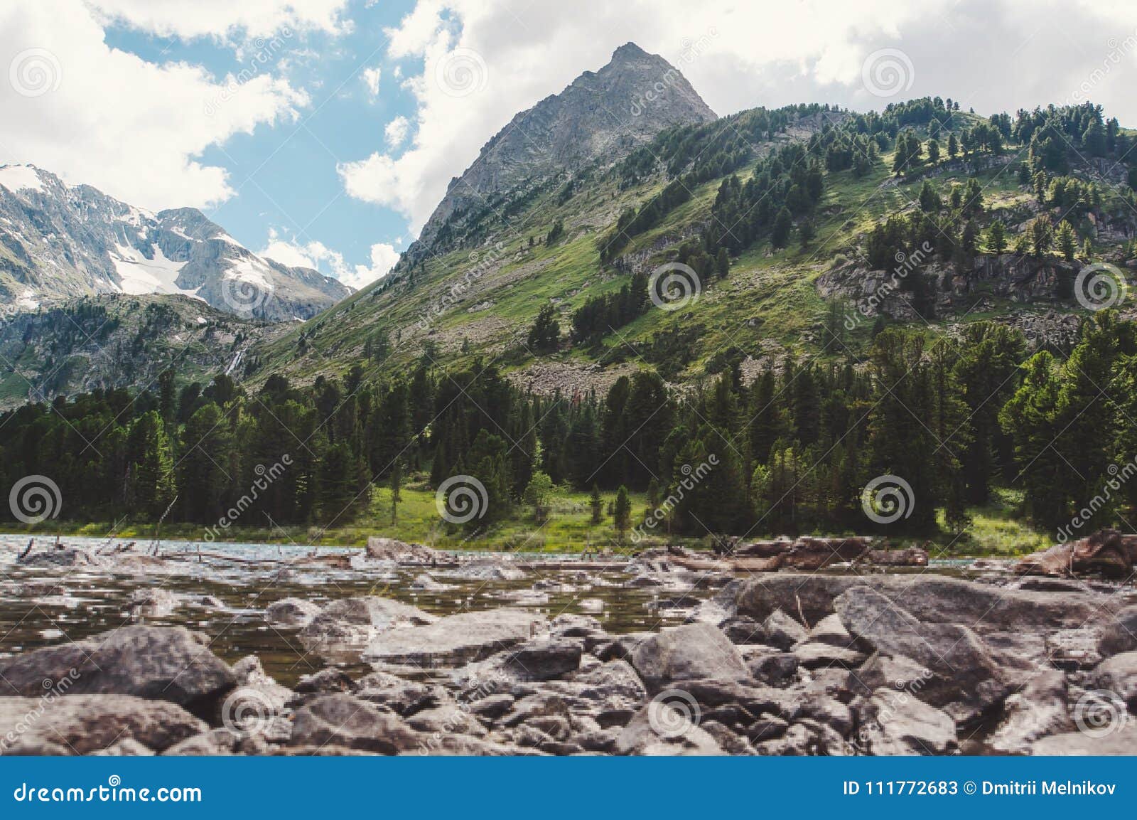 Pierres Dans Un Lac De Montagne Image stock - Image du nuages, aventure ...