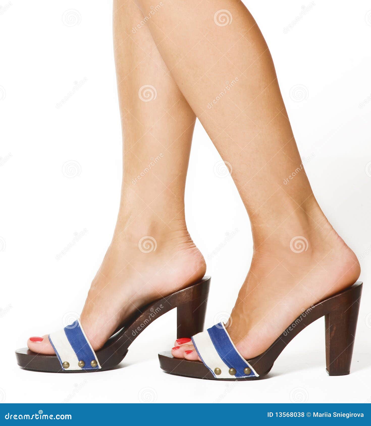Pies de la mujer foto de archivo. Imagen de muchacha - 13568038