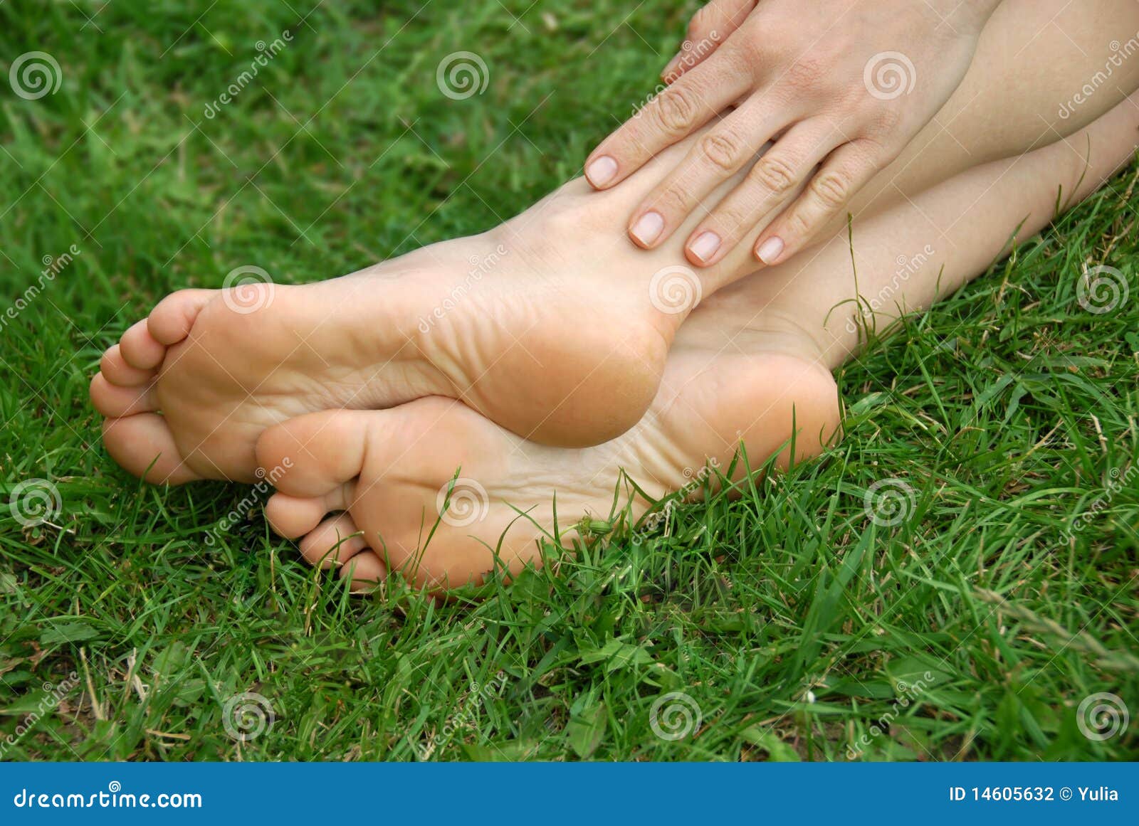Pies de la mujer foto de archivo. Imagen de hierba, talones - 14605632