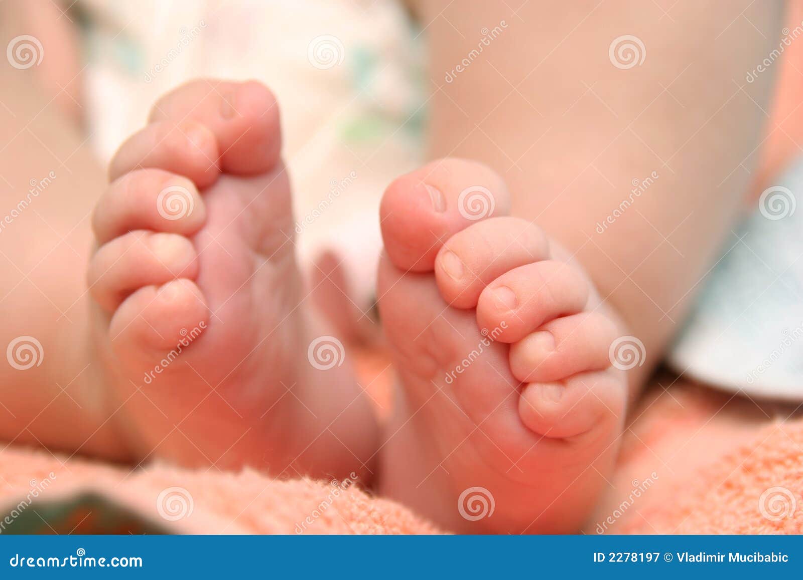 Pies del bebé imagen de archivo. Imagen de newborn, llevado - 2278197