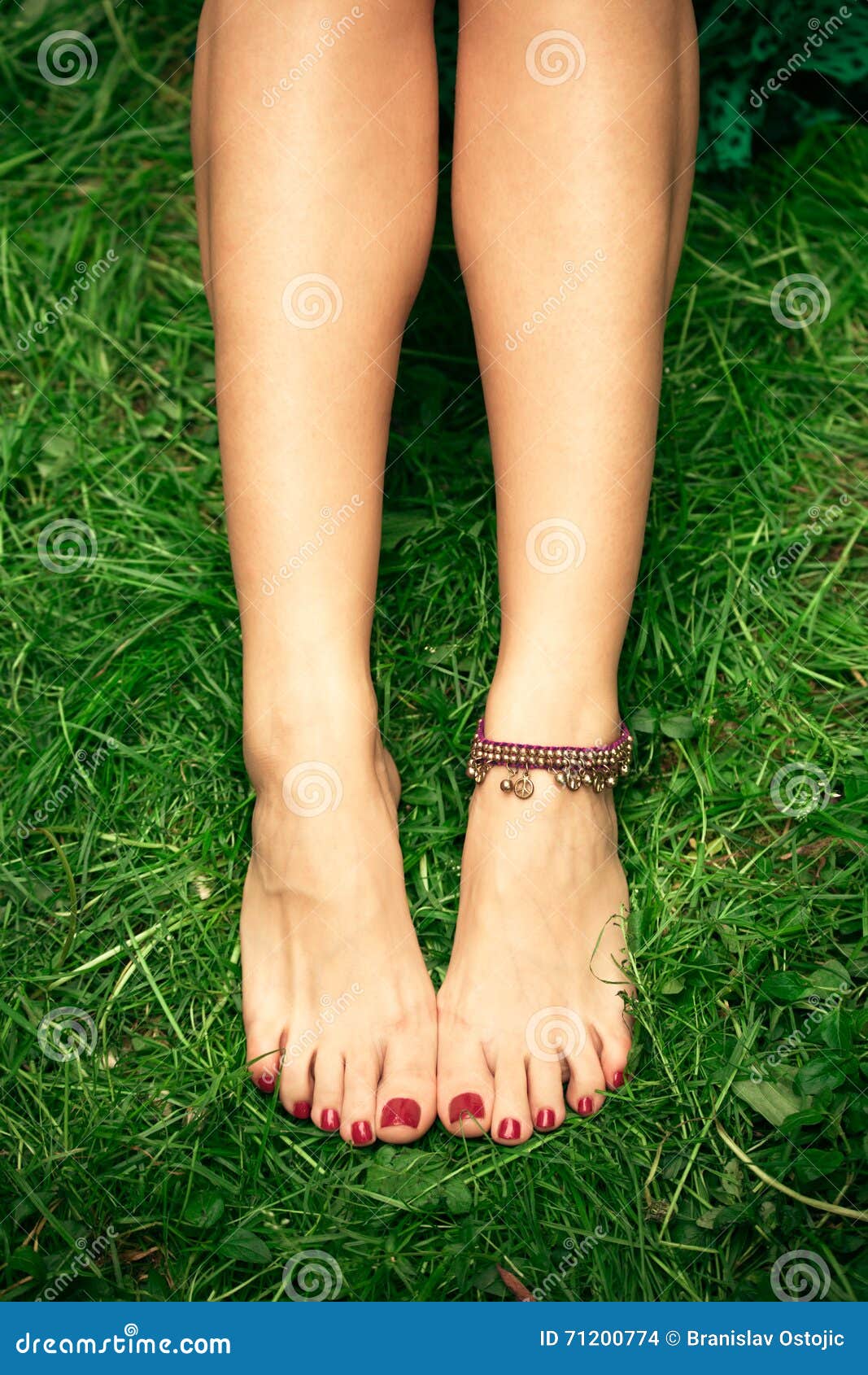 Pies descalzos de la mujer foto de archivo. Imagen de hermoso - 71200774