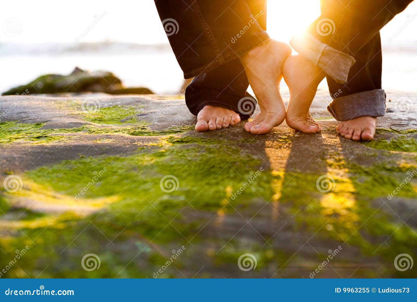 Pies en la puesta del sol imagen de archivo. Imagen de tacto - 9963255