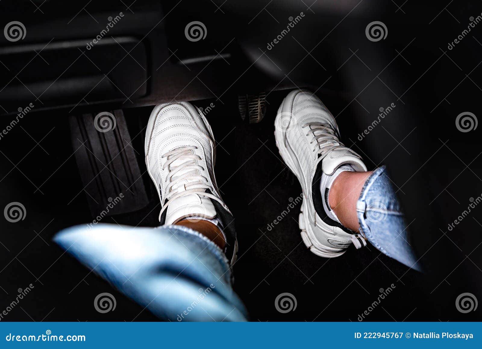 Pies Humanos Pisando El Pedal Del Auto. Imagen de archivo - Imagen de ...