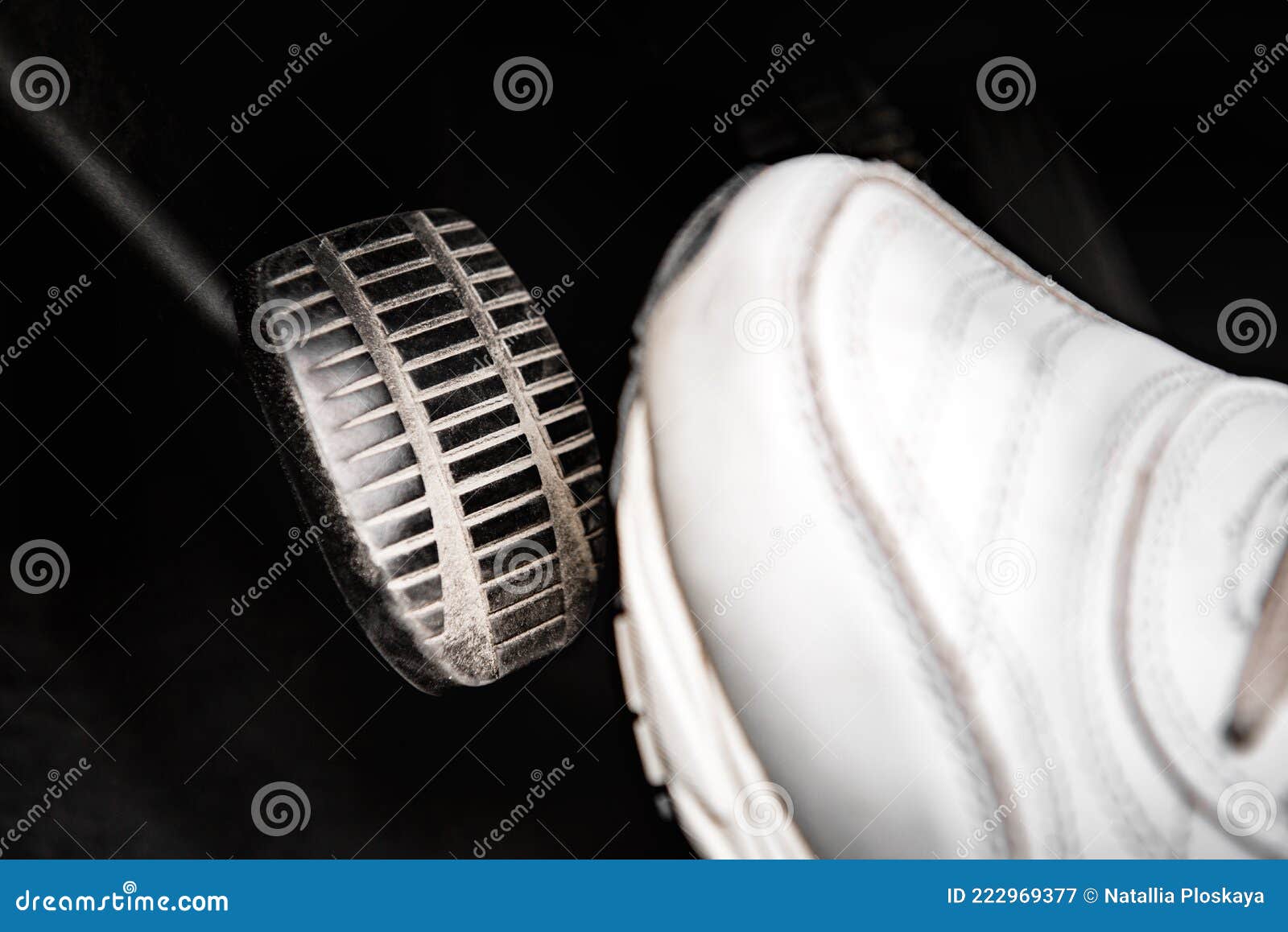 Pies Humanos Pisando El Pedal Del Auto. Imagen de archivo - Imagen de ...