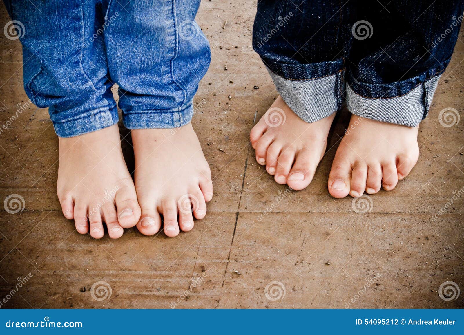 Pies lindos de los niños foto de archivo. Imagen de azul - 54095212