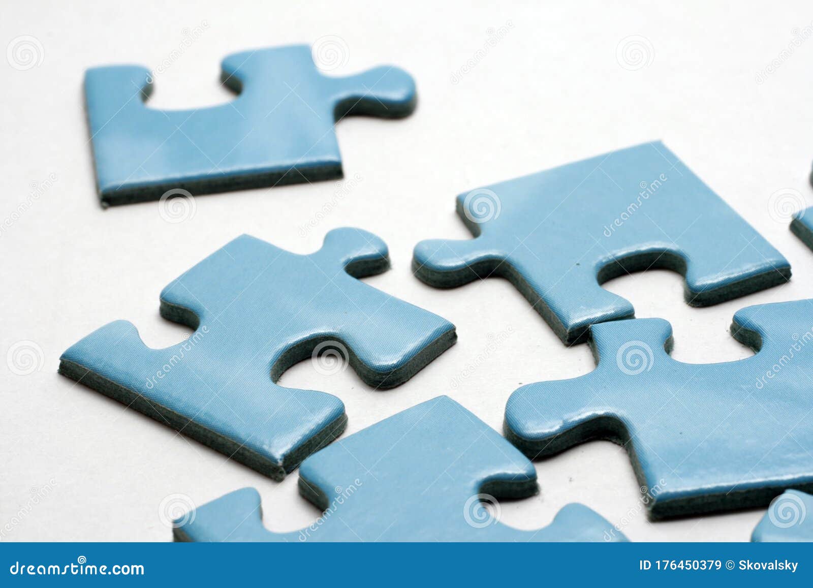 Piezas De Rompecabezas Azules Sobre Fondo Blanco Imagen de archivo ...