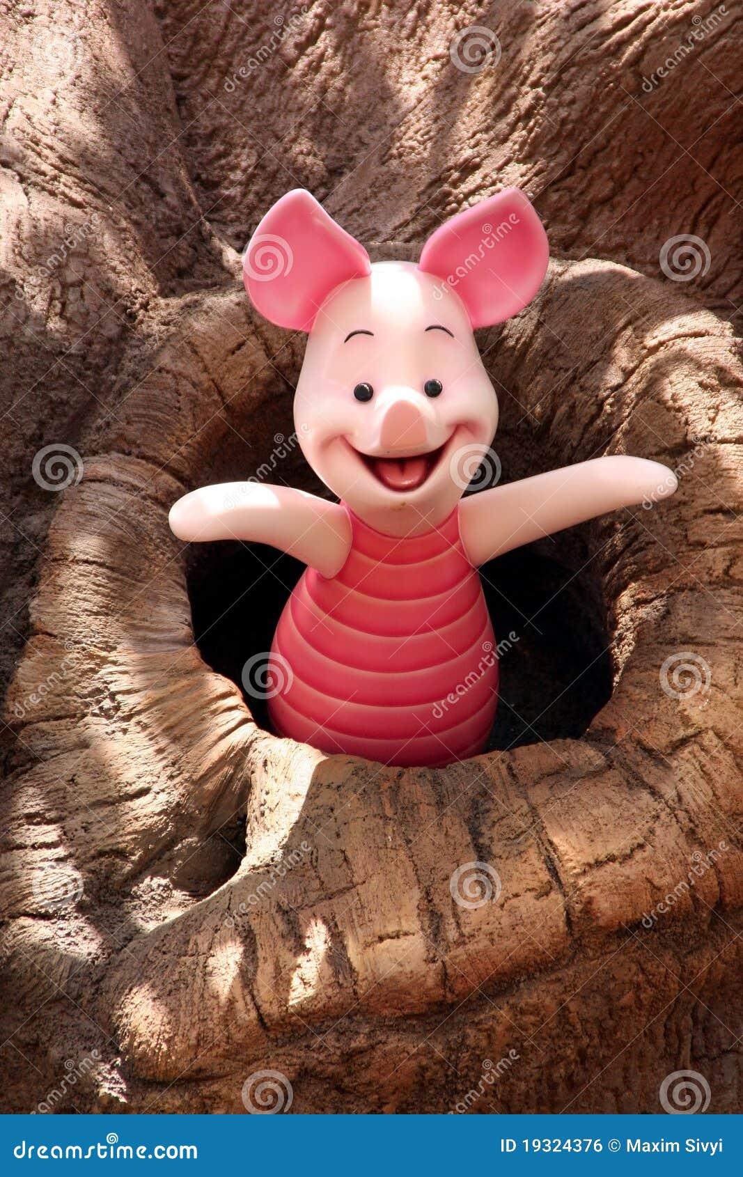 Piglet in the tree editorial photo. Image of disney, kingdom - 19324376