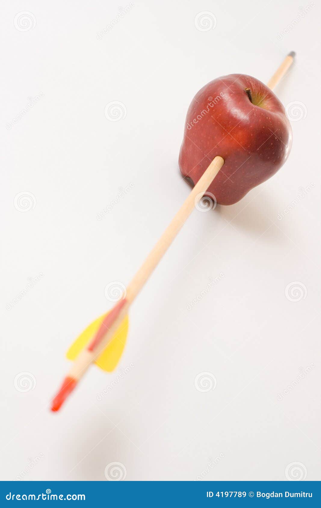 Pijl door een Appel stock afbeelding. Image of nadruk - 4197789
