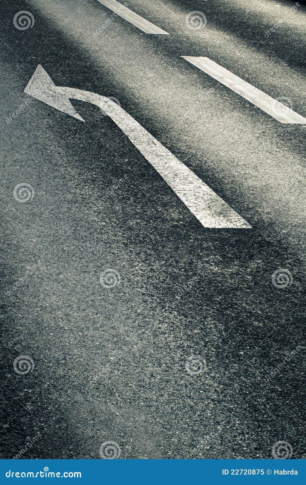 Pijl op de weg stock afbeelding. Image of structuur, lijn - 22720875