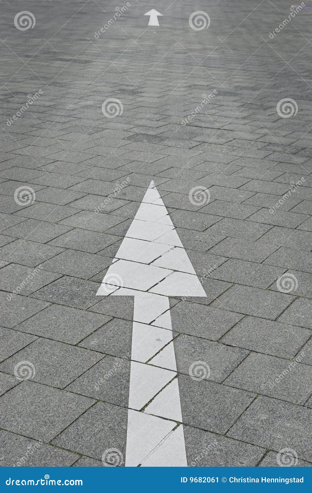 Pijl op de weg stock afbeelding. Image of hemel, strategie - 9682061