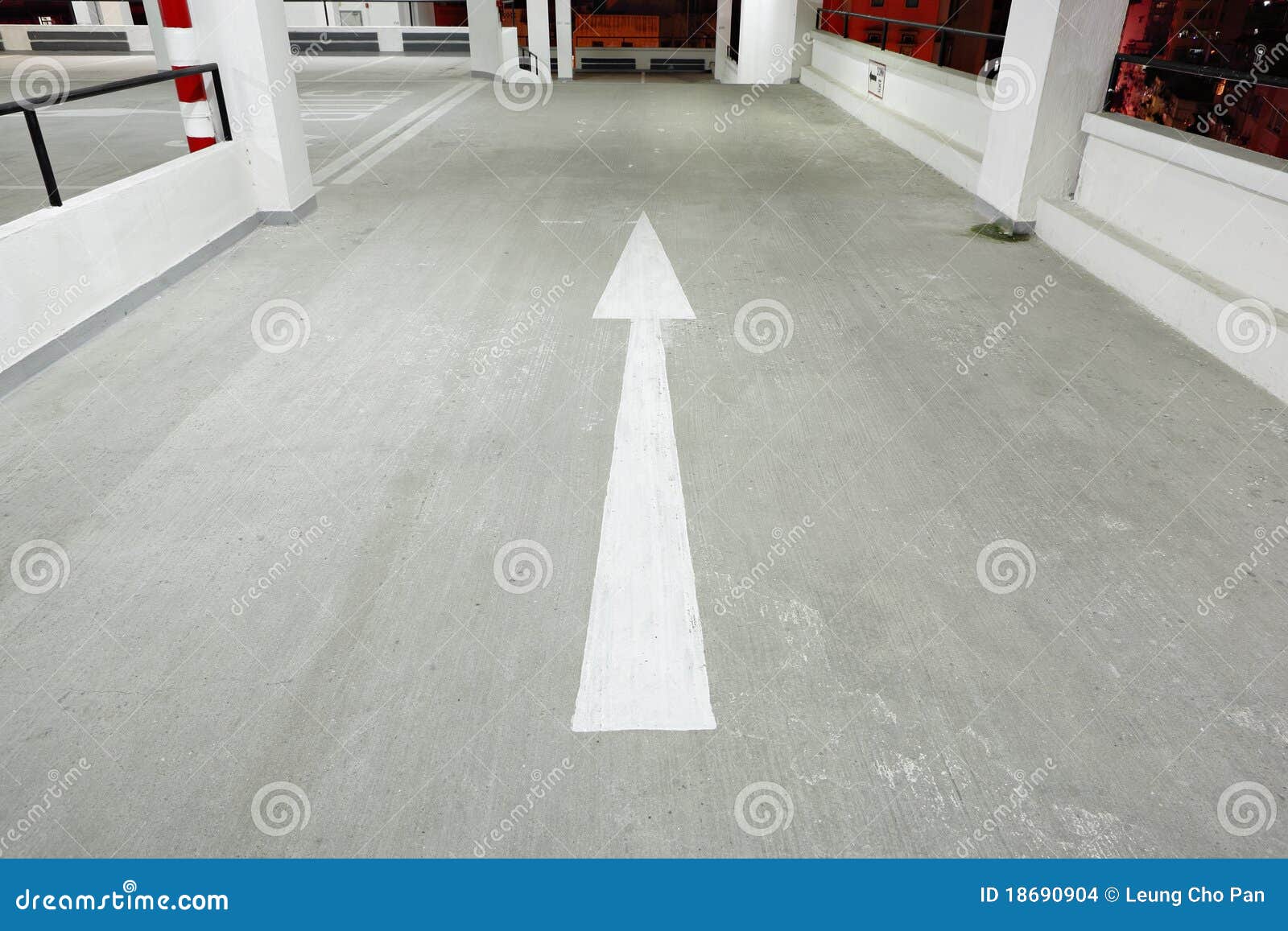 Pijl in parkeerterrein stock foto. Image of innovatie - 18690904