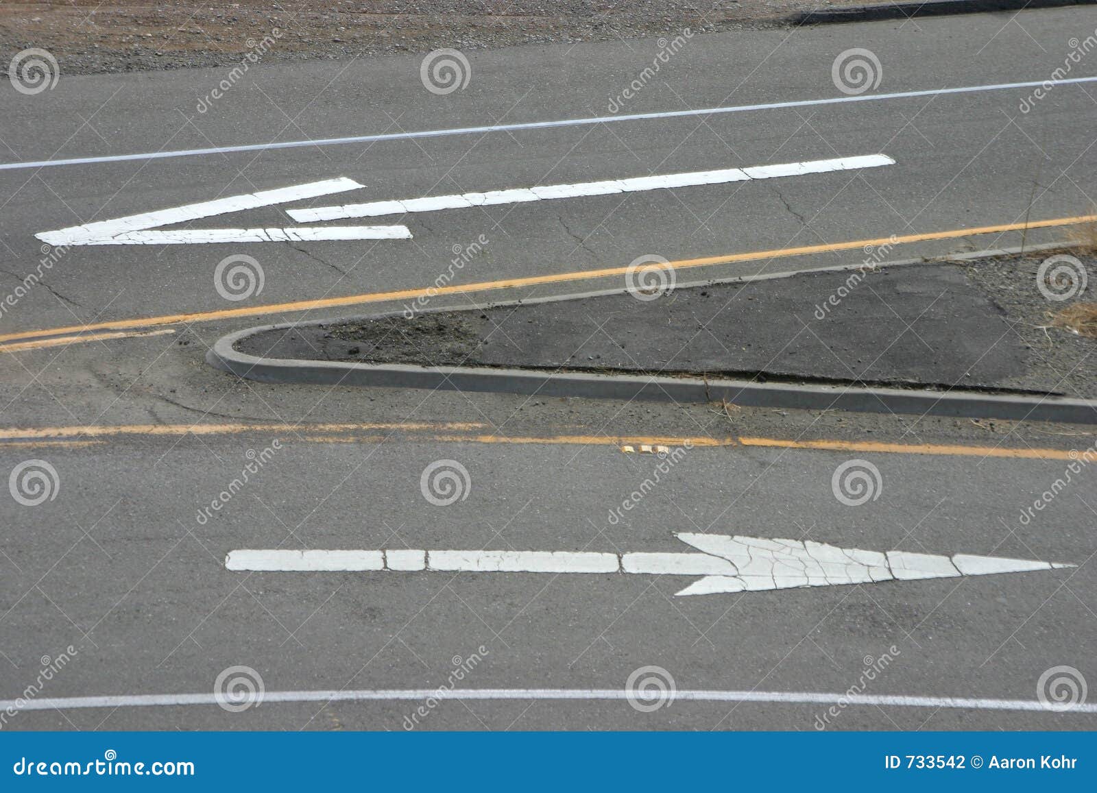 Pijlen 3 van de weg stock foto. Image of straat, wijzen - 733542