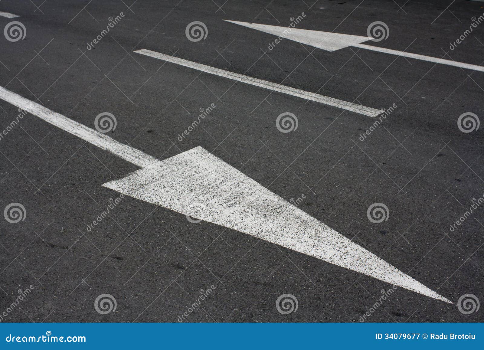 Pijlen van een weg stock afbeelding. Image of lijnen - 34079677
