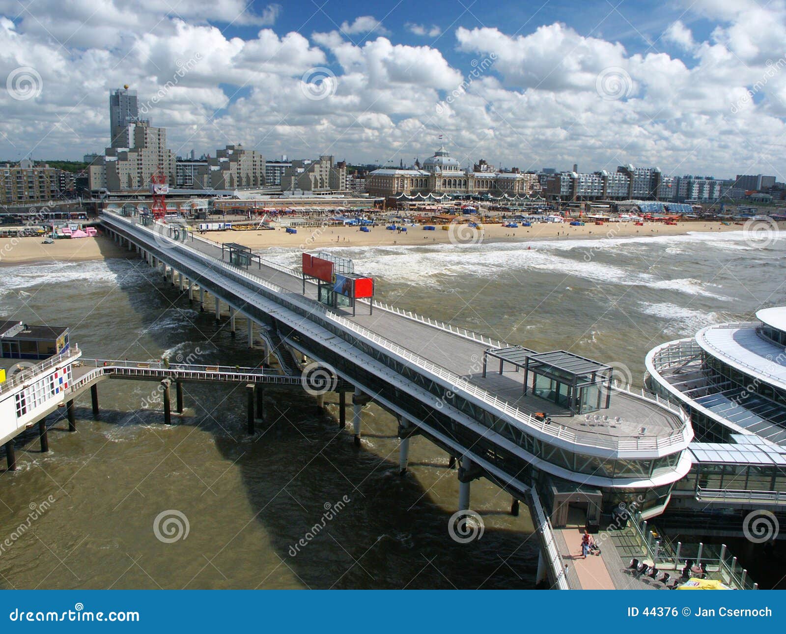 Pijler in Scheveningen stock foto. Image of wolken, winderig - 44376