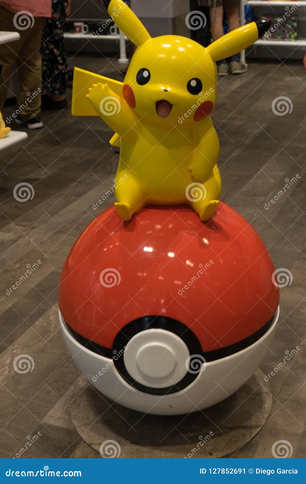 Pikachu redaktionell bild. Bild av underbar, boll, broar - 127852691