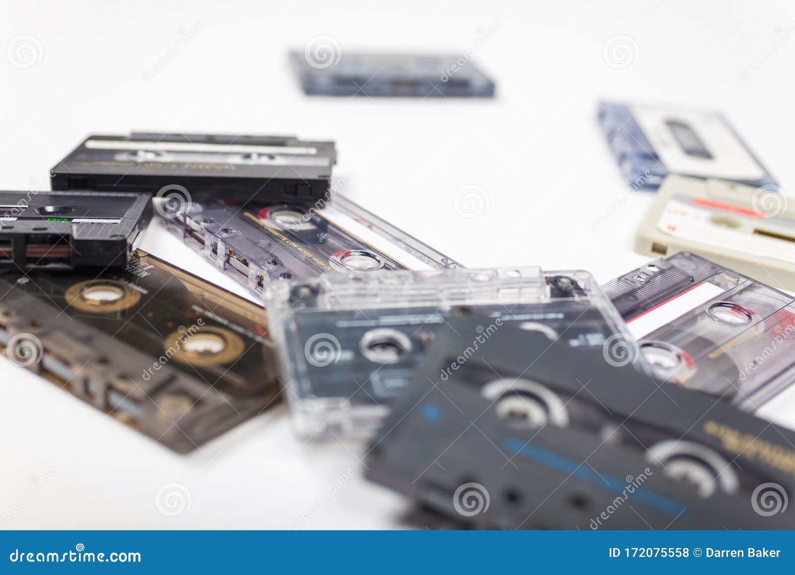 Pila de cintas compactas foto de archivo. Imagen de aislado - 172075558
