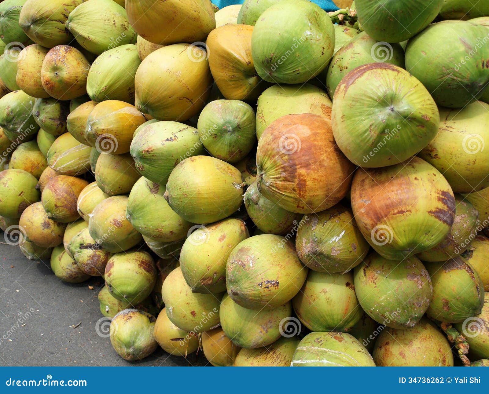 Pila de cocos frescos foto de archivo. Imagen de verde - 34736262
